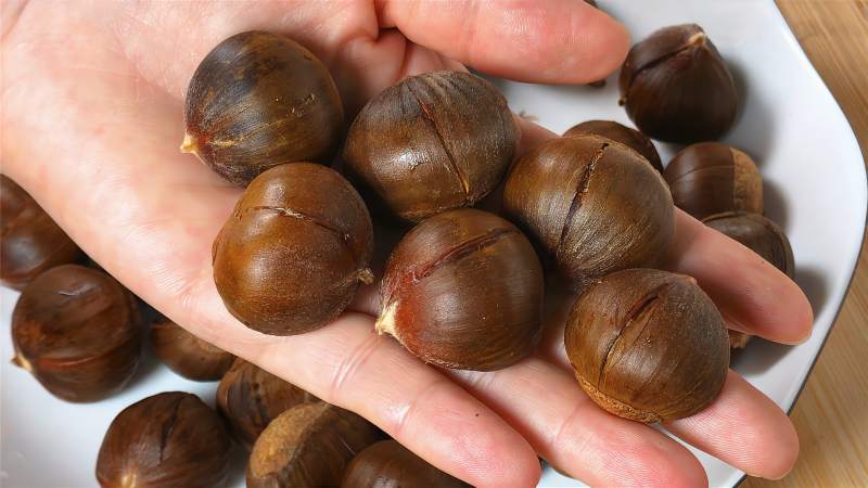 板栗开口别直接切了,教你一招,一秒一个,这方法太牛了