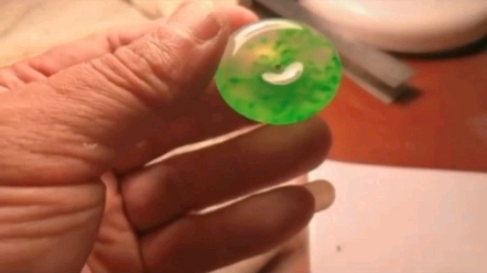 翡翠几十万的手镯从哪里来?首先一块种水色俱佳的原料是可遇不可求,...