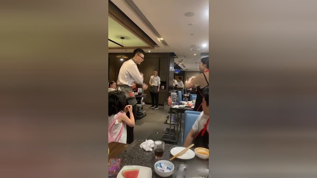 海底捞服务员和顾客互动。