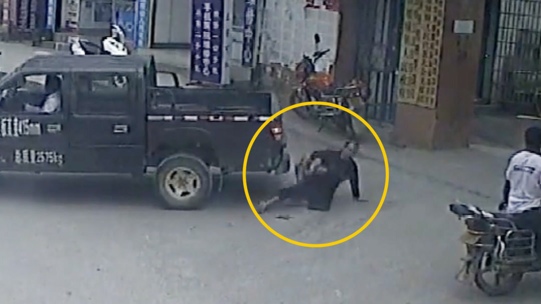 监拍老人背娃被皮卡车撞倒 娃差20cm险被碾