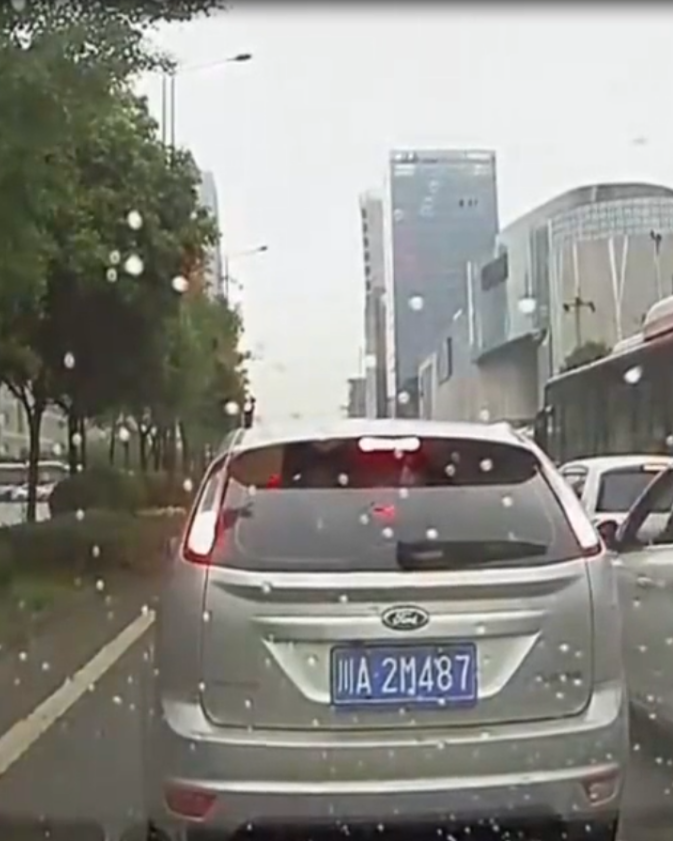 电动车把标致撞了后掉头就跑,标志车主下车一看欲哭无泪