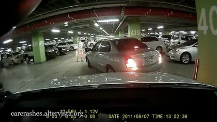 车载记录仪记录下的车祸