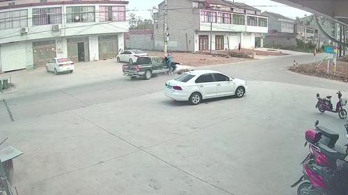 先不说骑电瓶车的,这皮卡速度也太快了吧