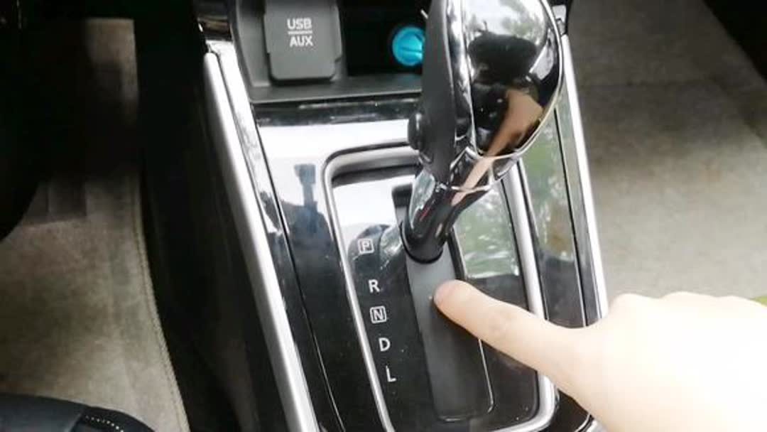 自动挡车爬坡时,从D档挂入L档需不需要踩刹车,你做对了吗