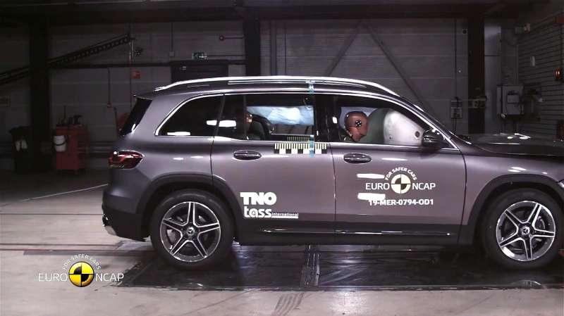 即将国内上市的奔驰GLB结不结实?来看看最新碰撞测试后就知道了