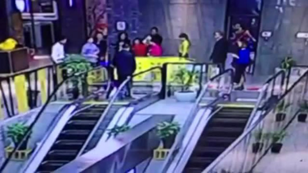 又见低头族!绍兴一女子掉进正在维修的电梯井