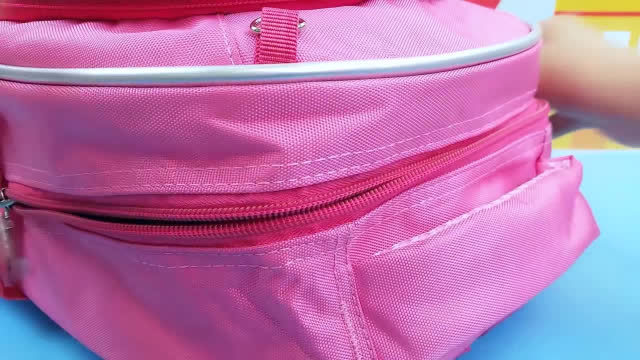 叶罗丽书包装满了好玩的玩具