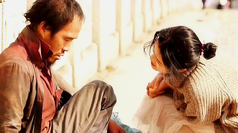 美女看到街边乞讨者,为他送上食物,相信乞讨者能感受到温暖!