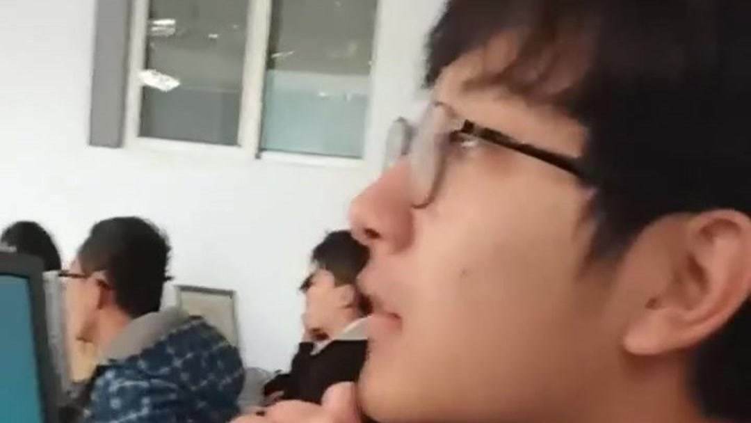 计算机导论课,男生们的乐趣,眼睛都看直了