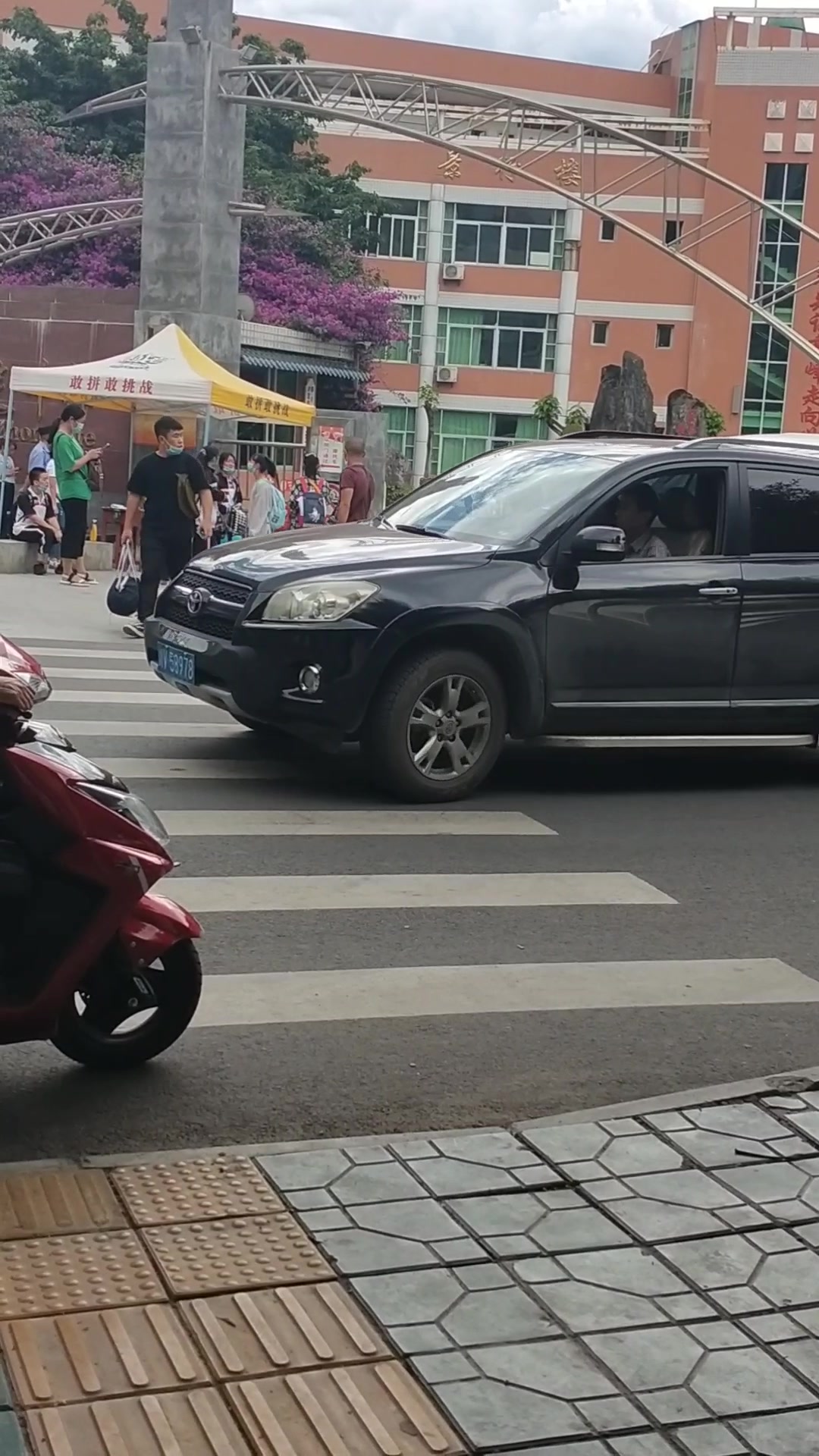 「气突苏」用苏联宣传片开启学校宣传片——四川省泸定中学