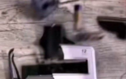 搞笑神作:1+1=3 怒砸计算器