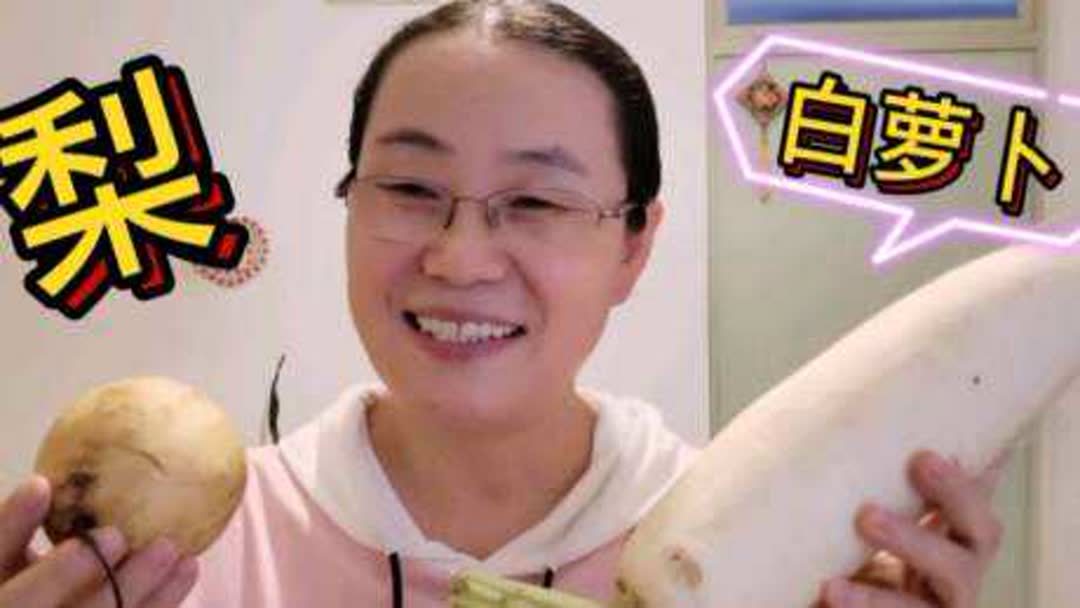 梨和白萝卜煮上一锅水,加几粒冰糖家人下班一人一碗,好喝去火