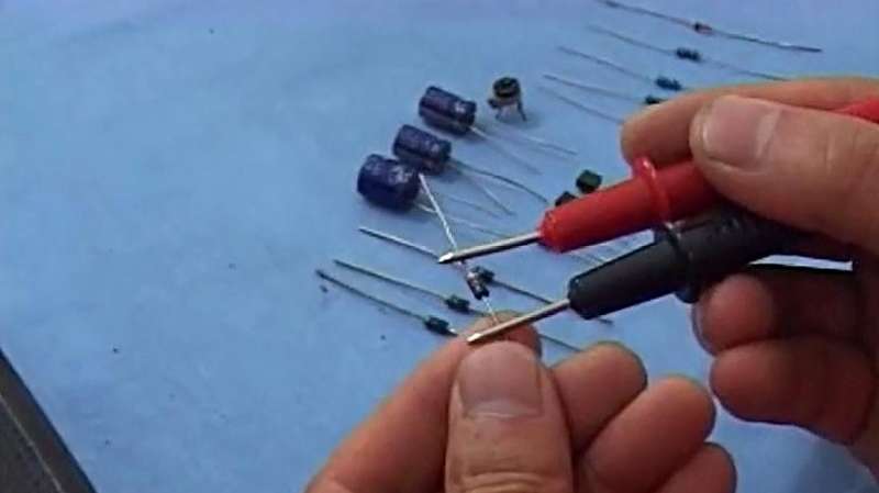 电路板上的电阻二极管、三极管及电容的焊接方法