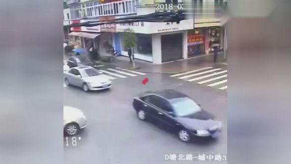 安全警示:快递车送货心急惹事故 三车相撞负全责