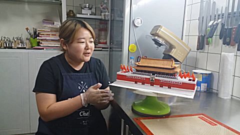 天津市翻糖手工爱好者李馨女士喜迎国庆节,用翻糖制作天安门模型