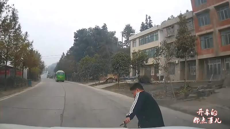 私家车没刹住车撞上电动车,小伙也是一脸无奈啊,安全为主啊