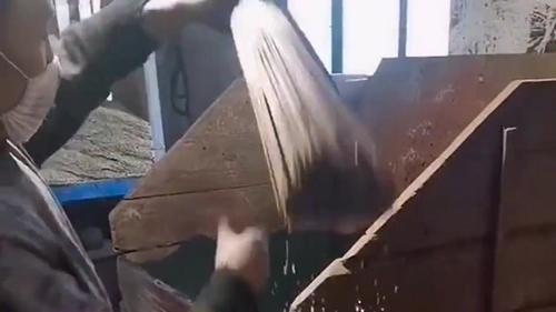 大哥你一定要买个好口罩佩戴,不然粉末很容易进入肺部,注意安全