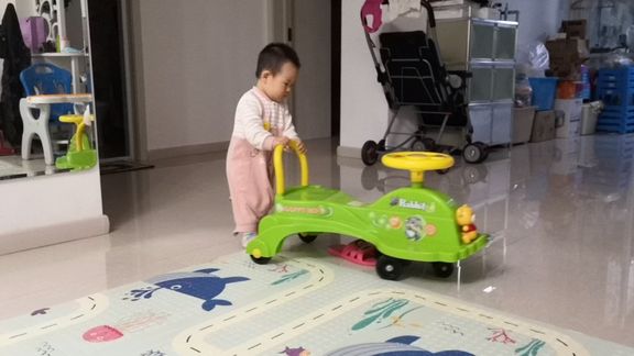 看看怎么回事?车怎么推不动了?爸爸,请求支援!