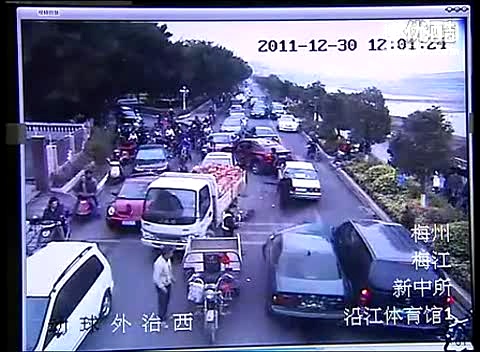 梅州小车为逃避交警检查 疯狂逃窜连撞13辆车