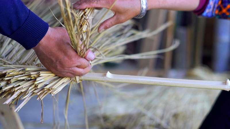 扎竹筏教程,小小竹排之搭建茅草棚,建稻草屋顶,传统方法