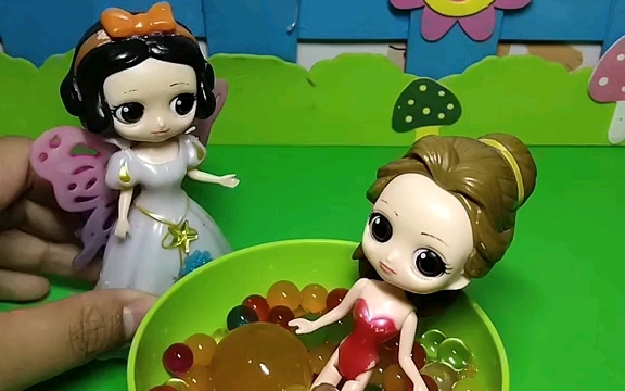 搞笑动画短片_白雪公主和贝尔公主的珍珠泡泡浴