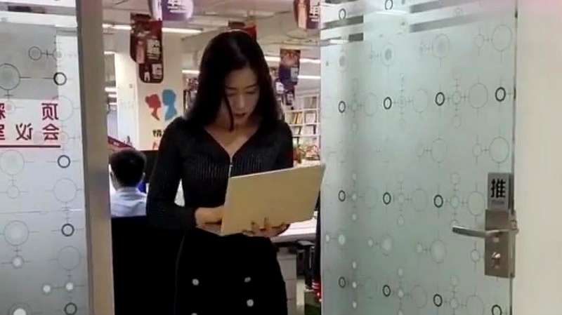 跟大家说一会开会带上吃饭的家伙,打开会议室门那一刻,我惊呆了