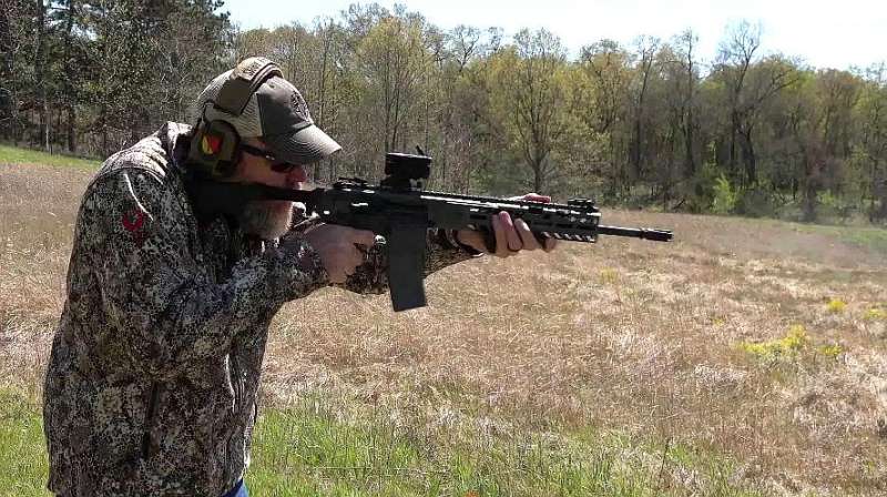 配备瞄准镜的步枪,老外不紧不慢的户外射击测试