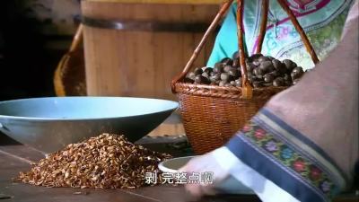 不能让紫薇干苦力,桂嬷嬷就让她剥果仁,这比干苦力还坑人