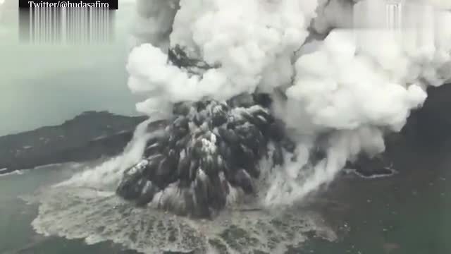 2018年12月喀拉喀托火山喷发引发海啸前后