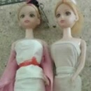 给芭比娃娃做衣服。 