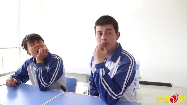 学霸蹭吃零食不承认,老师竟和学渣联手,用PH试纸让她原形毕露