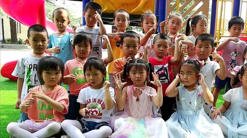 幼儿园手势舞《你笑起来真好看》