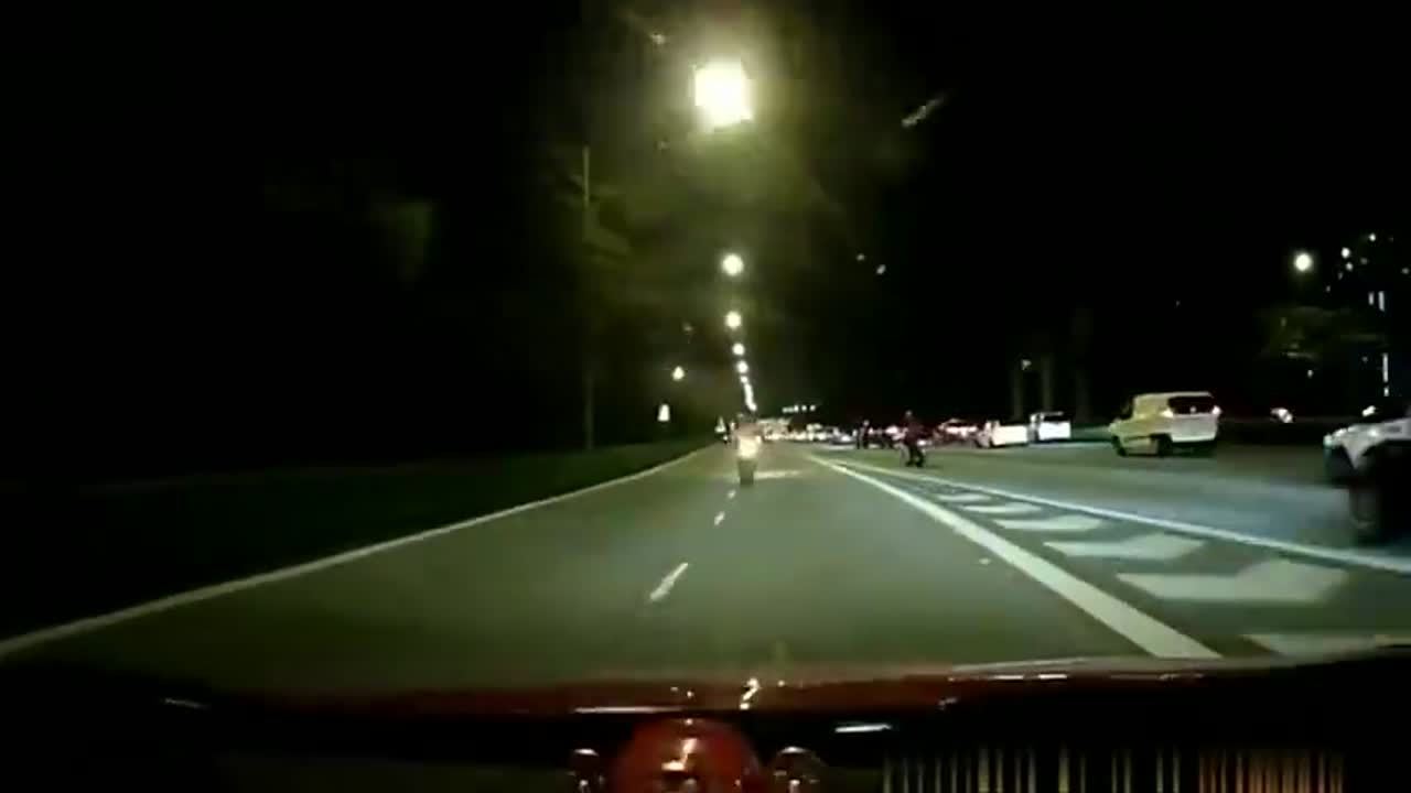 行车记录仪:这摩托车厉害,没有驾驶员也能上路