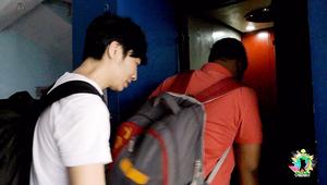 印度许多电梯都很小,进三个人都困难,电梯门是手动铁栅栏