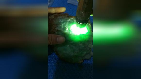 翡翠原石,木那杨梅皮精品高色料!