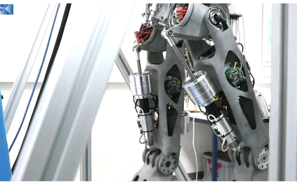 串联并联混合式RH5仿人机器人的设计、分析与控制