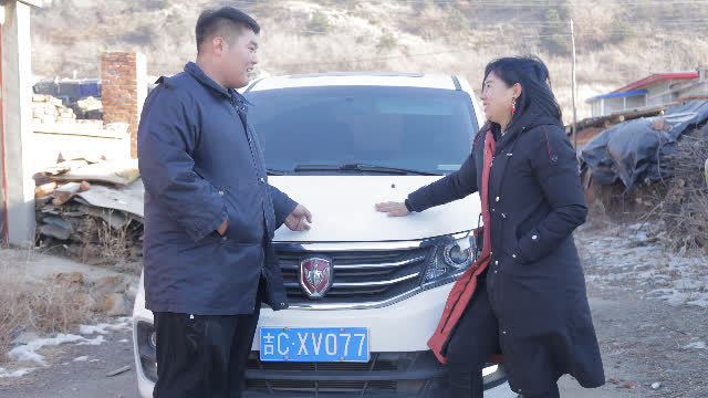 小伙买车3万8千元,要分期付款,结果车主分期付车,搞笑