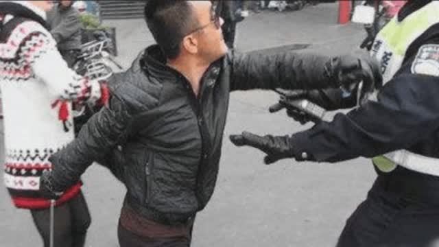 实拍:嚣张男子骑摩托车闯红灯,被执勤交警阻止后,竟拿刀追砍交警