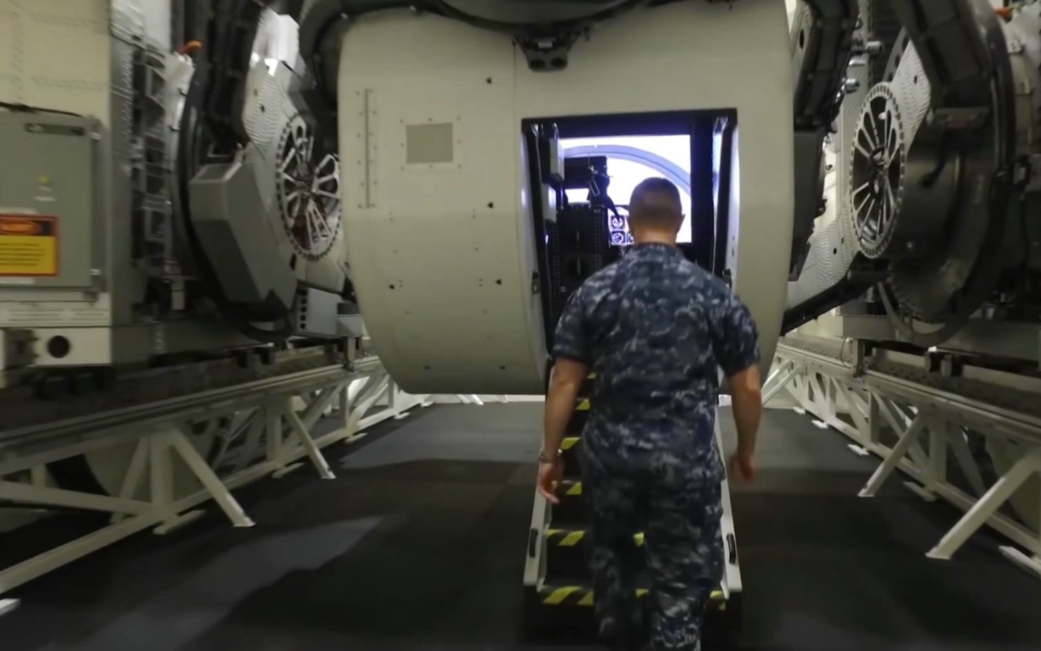 先进的美军飞行模拟器,配备6轴全向翻滚带加速功能