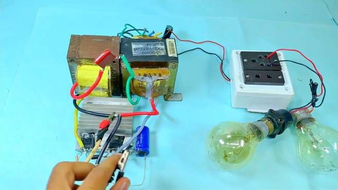 把双UPS变压器改装成12V到220V逆变器