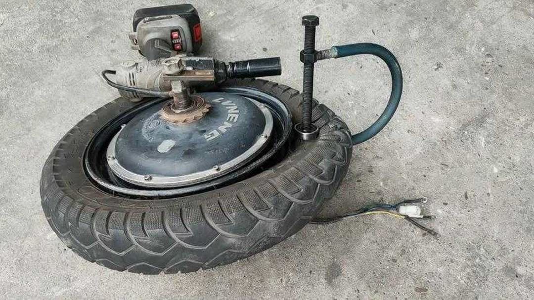 大叔自己动手制作一把拆电动车轮胎工具 ,方便好用又省力