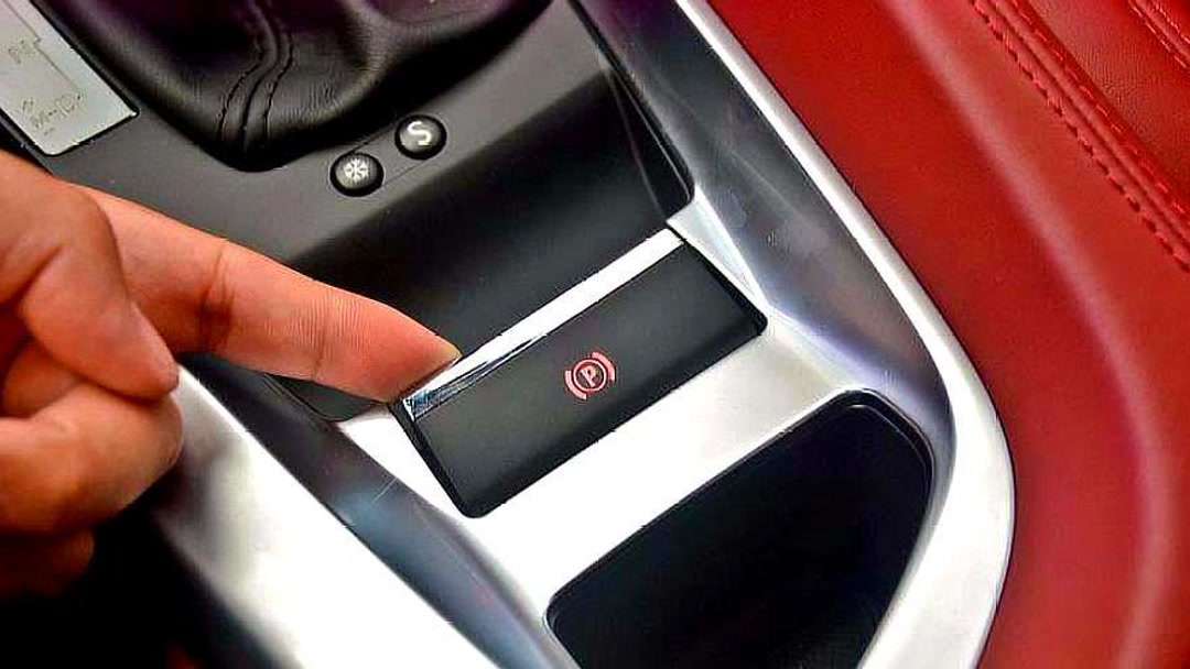 高速跑120,刹车突然失灵,能拉电子手刹吗?后悔现在才知道!