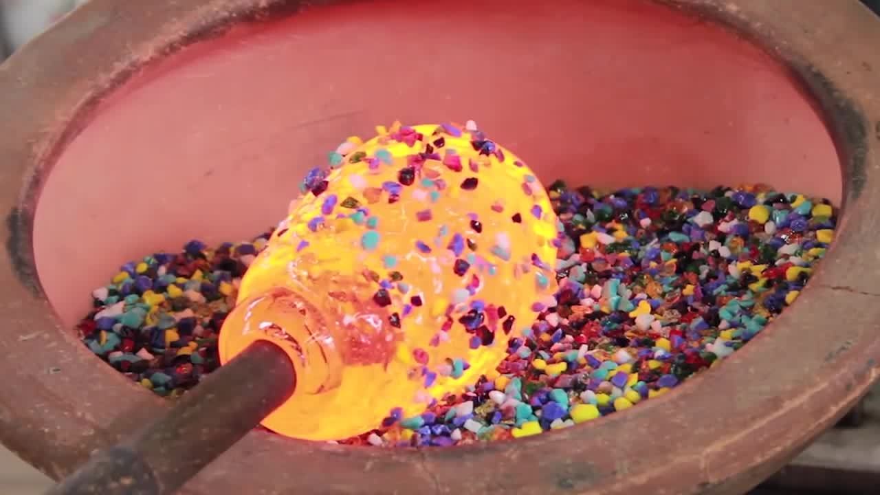 老外制造玻璃瓶就是简单,一口气吹,漂亮的玻璃瓶就诞生了