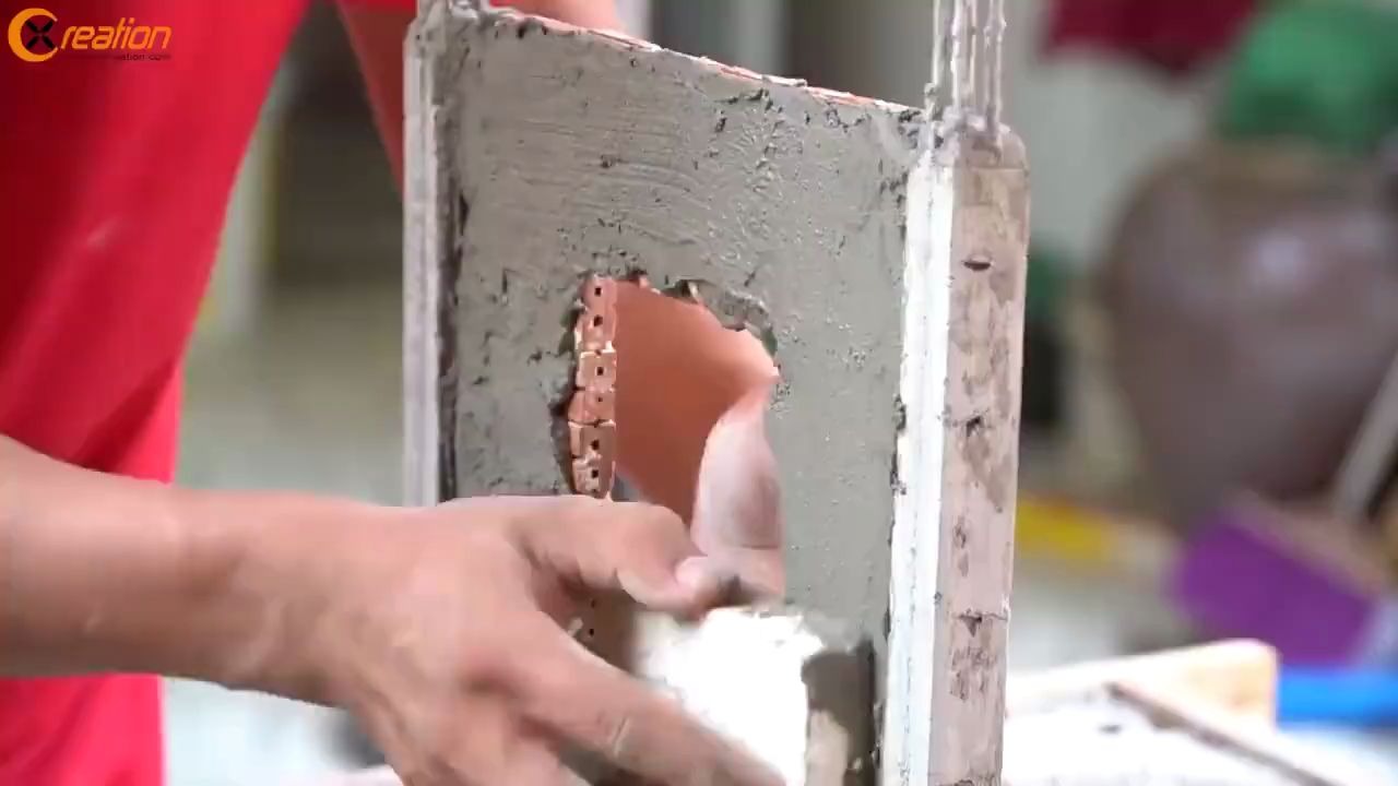 用标准的施工方法建造一栋砖混结构的迷你别墅的全过程。花园游泳池...