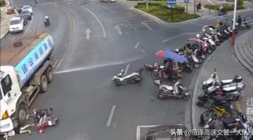 逆行电动车被撞,骑车人倒入车轮,祈求人没事[祈祷][祈祷][祈祷][祈祷]
