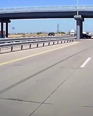 电动车转弯不看路,幸亏我有行车记录仪