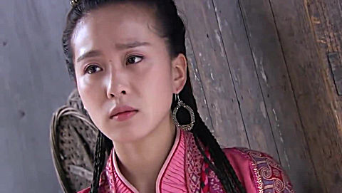 突然出现两个一模一样的美女,两人大打出手,小伙不淡定了