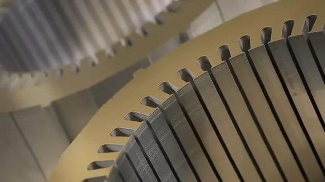 电机绕线圈过程,这可不是一般的电机,水库发电用的...