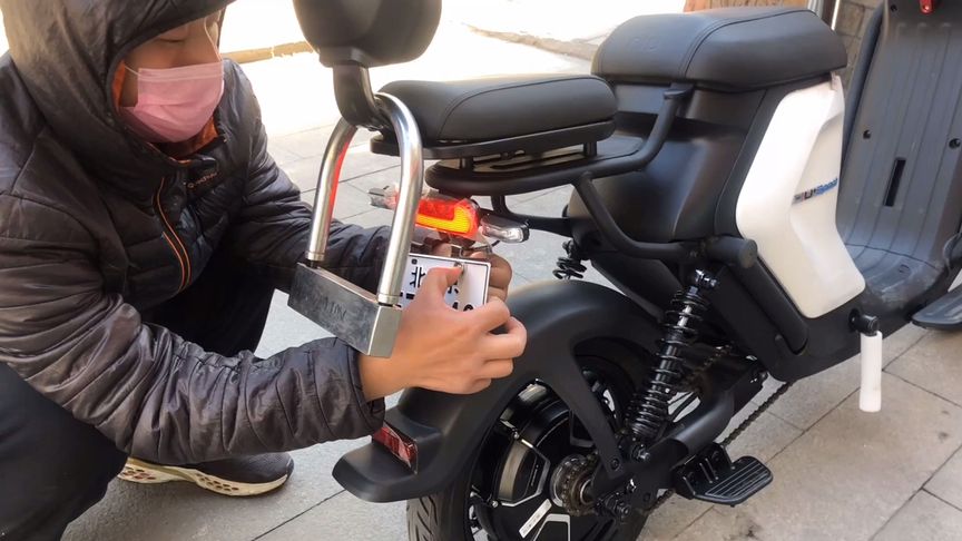 花了8000多块钱买了一辆小牛电动车,时速25,终于可以上牌啦