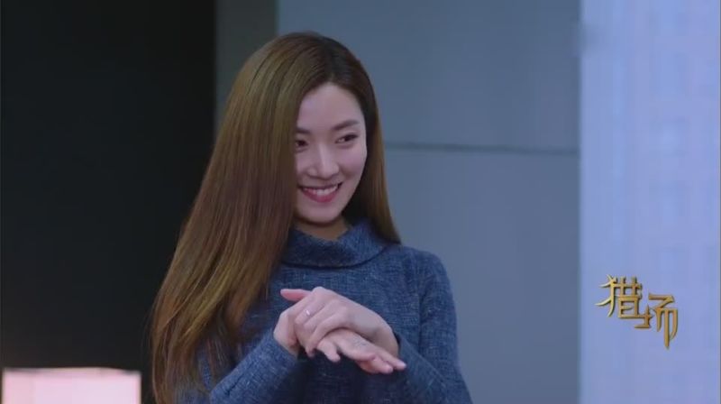 认可胡歌的装死计划后,罗伊人用硬币占卜,开心的像个孩子!